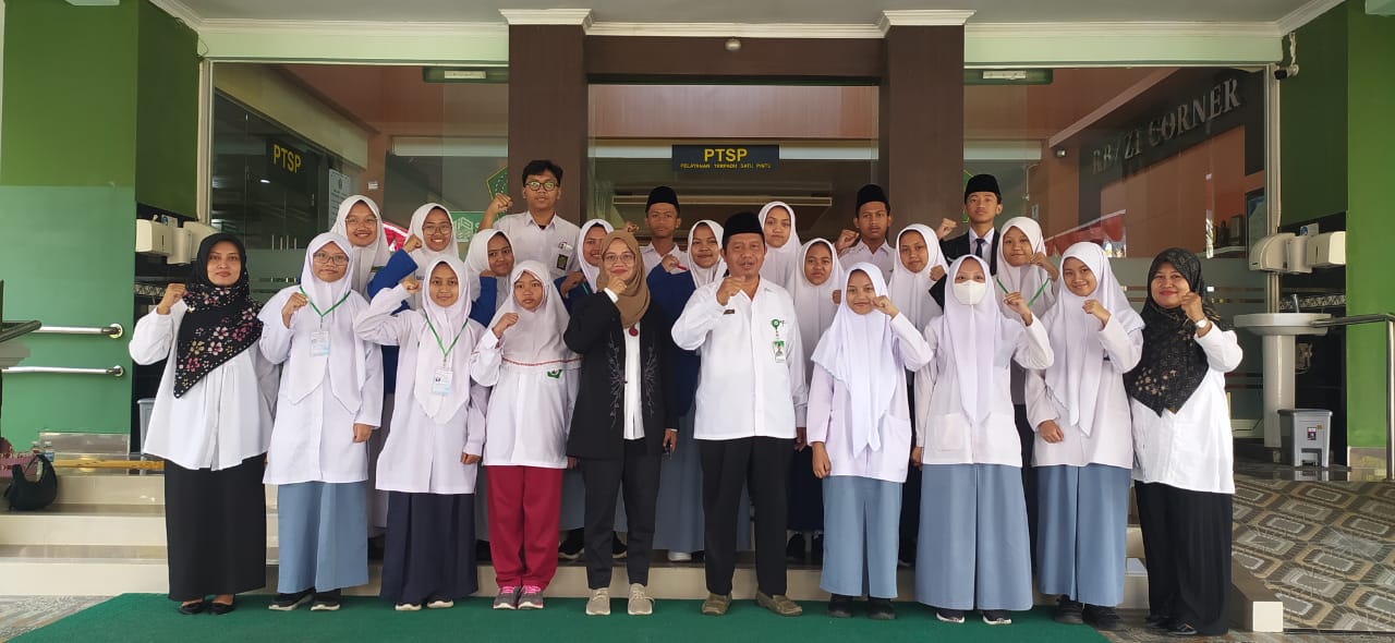 Arinda siswi MTsN 6 Sleman pamit Kakanwil DIY | MTs Negeri 6 Sleman